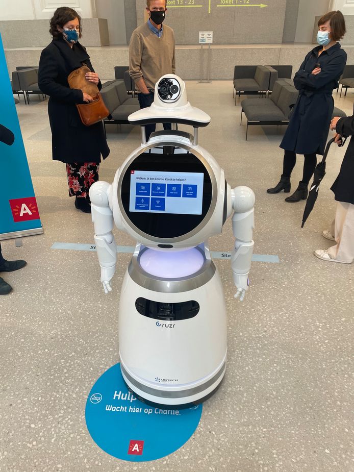 Robot Charlie wijst je de weg in gloednieuw Antwerps districtshuis in ...