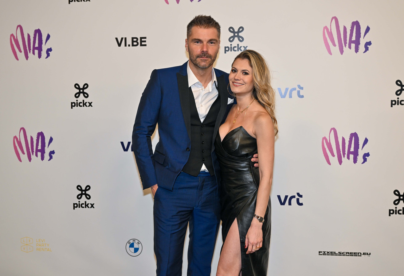 Hugo draagt Nicole bij zich, Fien Germijns maakte haar eigen jurk en ...