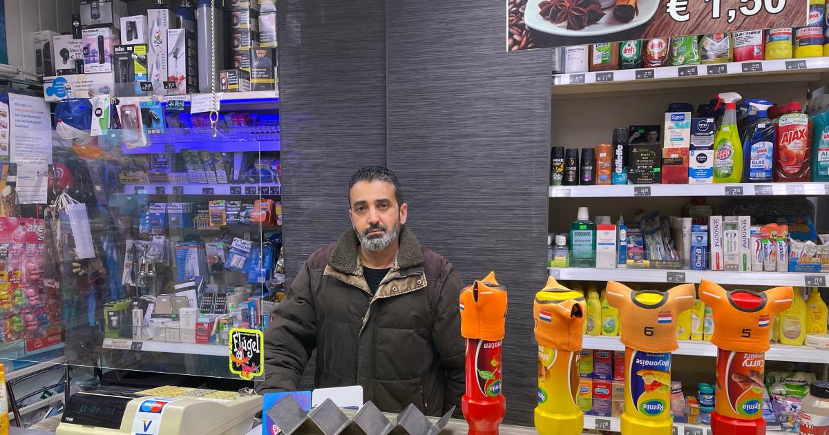 Saif kijkt in loop van pistool, precies op het moment dat eerdere ...