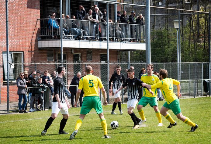 Voorzitter geschorste voetbalclub: ‘Dit lost niets op, spelers stappen ...