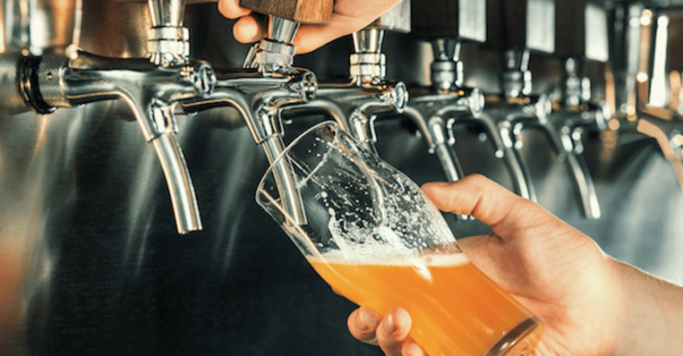 Proosten nu het nog kan: het bier raakt op | Libelle