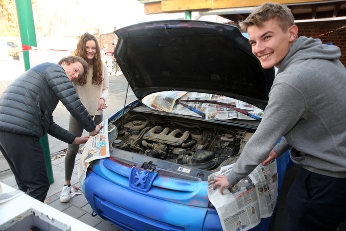 OLV-instituut stelt Rode Neuzen-wagen voor (en hij is te koop) | Sint ...