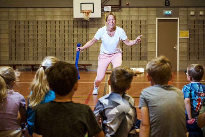 Leren terwijl je op een boksbal staat te rammen: zo krijgt gymjuf Laura ...