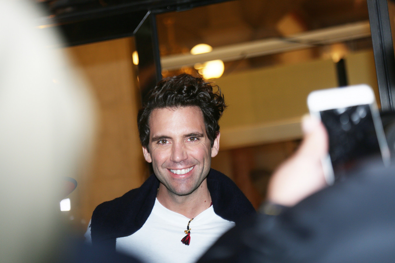 Zanger Mika op Magical Pride in Disneyland Paris | Foto | hln.be