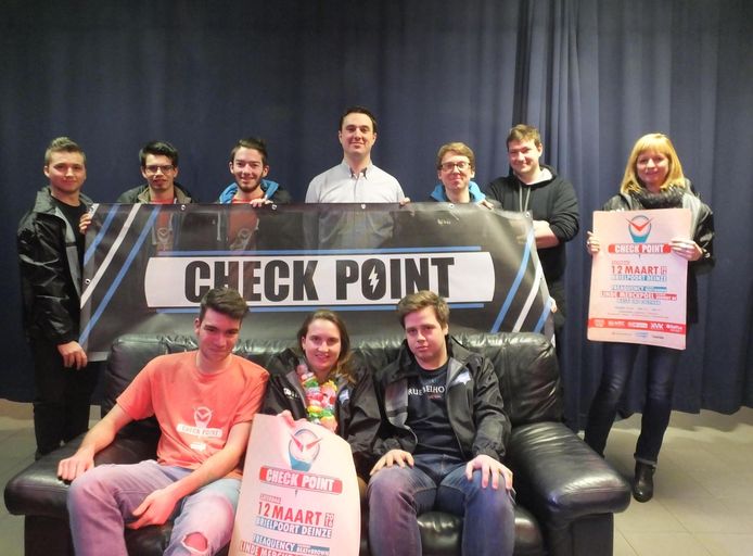Check Point knalt met affiche | Deinze | hln.be