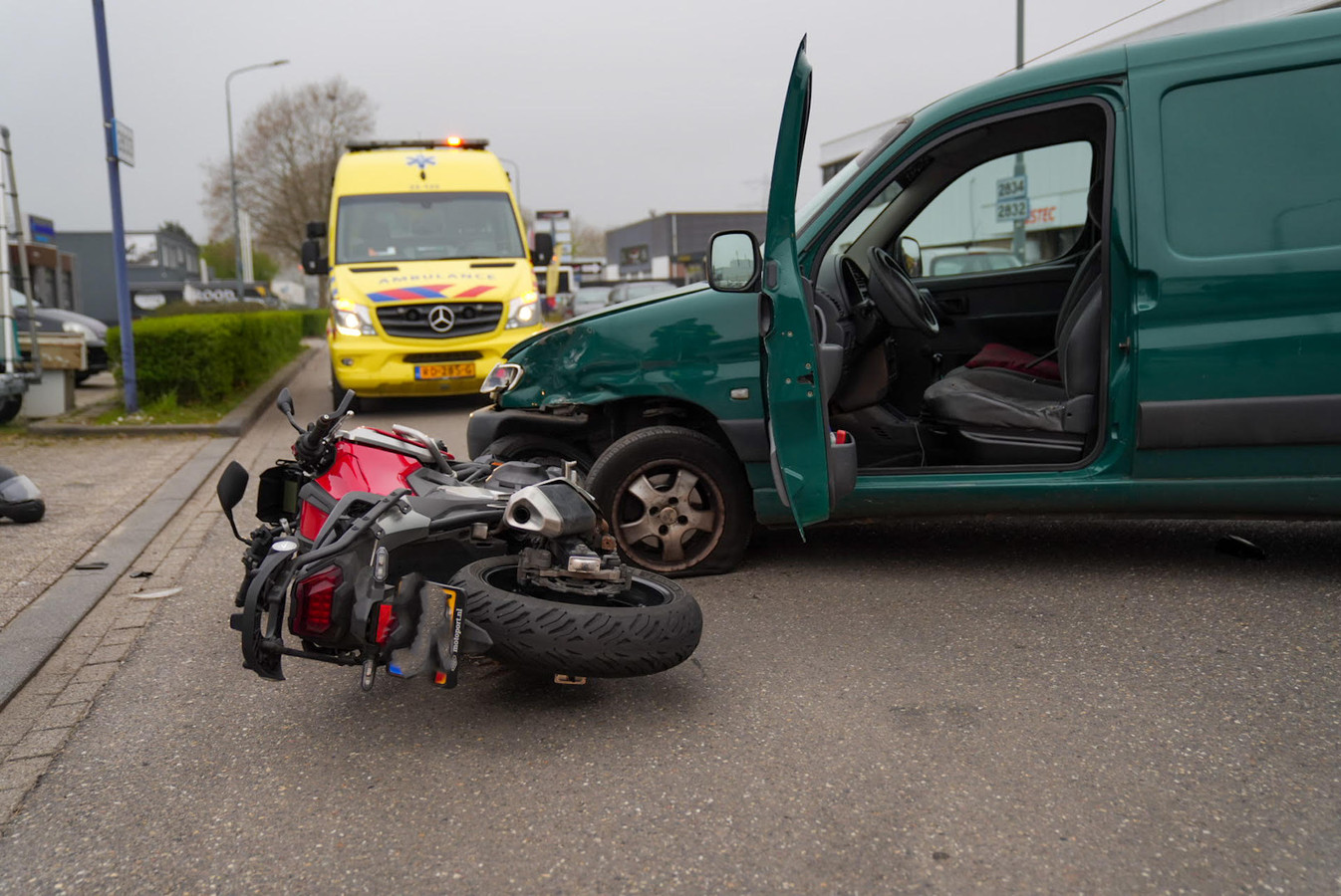 Motorrijder gewond bij botsing met bestelbusje op industrieterrein in ...