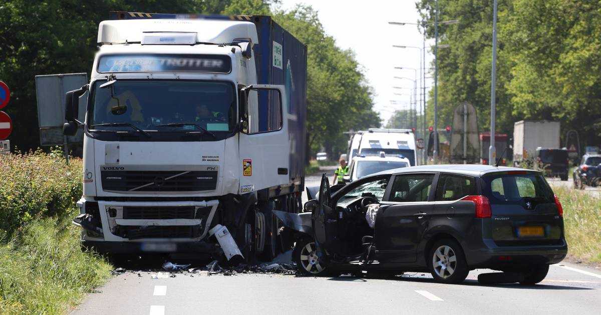A65 richting Den Bosch is gedeeltelijk weer open na ongeluk tussen auto en vrachtwagen | Brabant ...