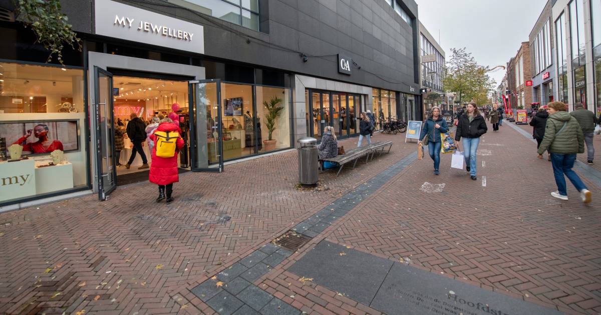 Lezers over ‘droevige en troosteloze binnenstad’ in Apeldoorn: ‘Amper onderscheidende winkels ...