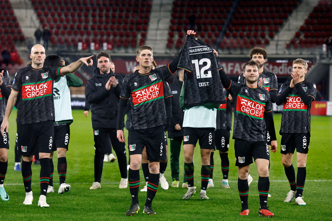 NEC houdt stand tegen AZ, met shirt van Bas Dost als talisman: ‘Deze ...