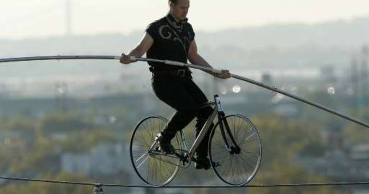 Wereldrecord wandelen en fietsen op een kabel in de lucht | Bizar | hln.be