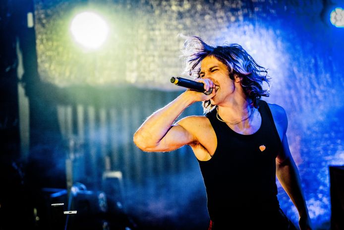 YouTuber Acid plots op het podium tijdens de set van Used op De Warmste ...