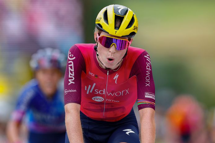 Even dacht Demi Vollering dat ze had gewonnen: 'Laten we het maar ...