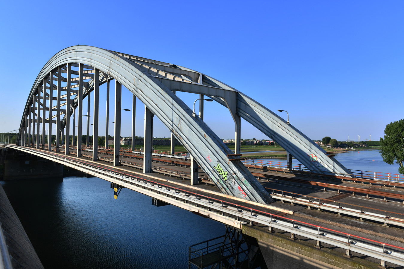 Oude Lekbrug bij Vianen wordt gesloopt (en dat wordt een heel karwei ...