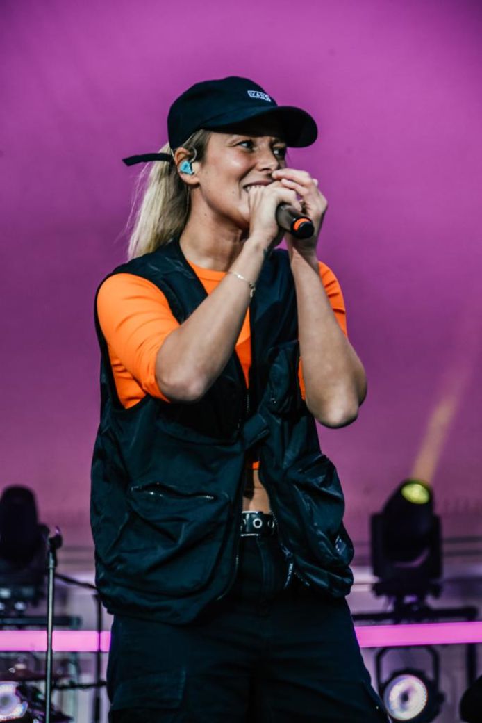 Zangeres Sera zet haatreacties om in grote hit en start met eerste tour ...