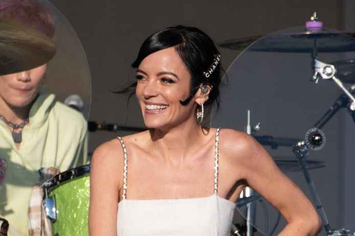 Lily Allen over haar “traumatische” eerste keer: “Mijn vader belde de ...