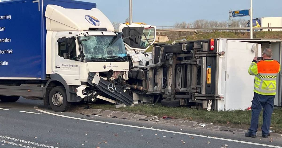 Gewonden door botsing vrachtwagens bij Apeldoorn, N345 deels afgesloten | 112 nieuws Apeldoorn ...