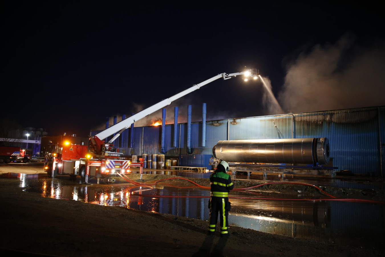 Sein brand meester gegeven voor zeer grote brand Moerdijk, brandweer nog uren bezig met ...