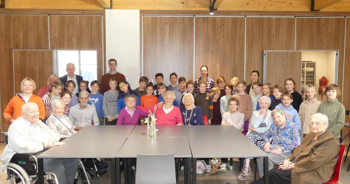 Leerlingen en rusthuisbewoners volgen iedere woensdag samen les: “Ook tijdens de speeltijd zijn ...