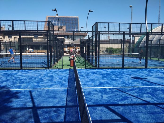 Padel is hipper dan ooit tevoren: op deze 6 plaatsen kan je de sport ...