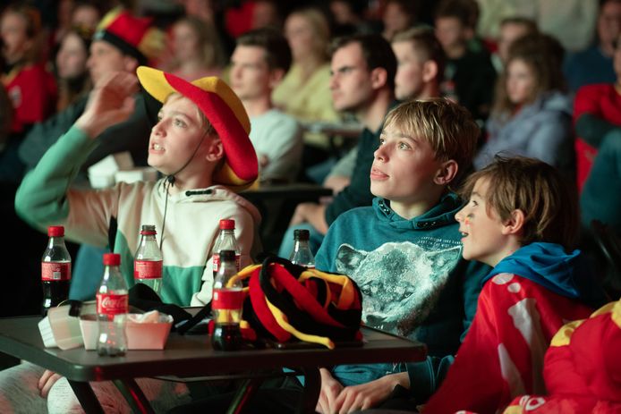 Vijfhonderdtal supporters op post in Isorex Arena: “Een flinke start ...