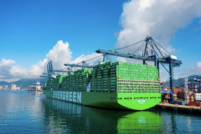 Daar is de Ever Ace! Grootste containerschip ter wereld arriveert in ...