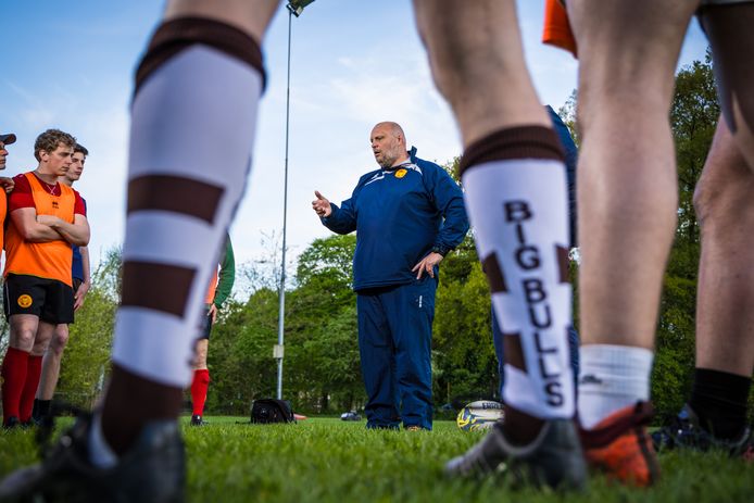 Huftergedrag op en langs het voetbalveld stoppen? Bij rugby pakken ze ...