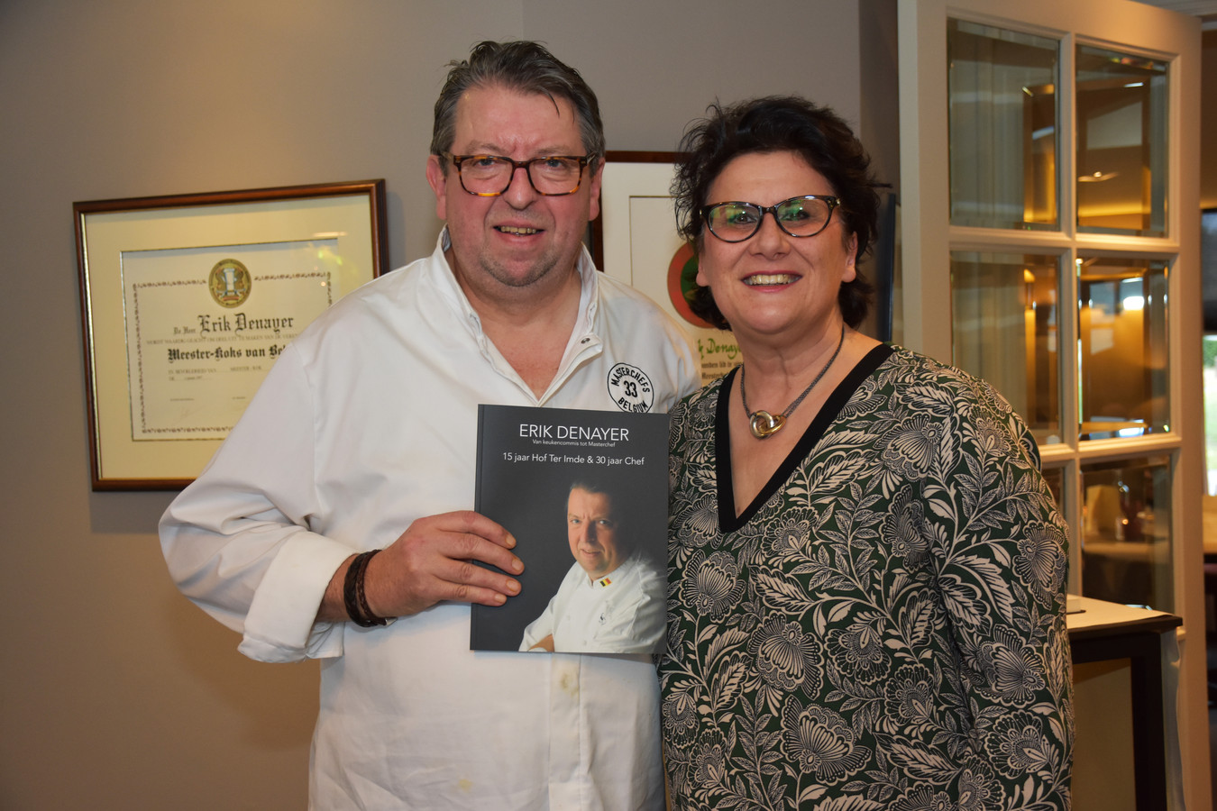 Chef Hof ter Imde krijgt boek cadeau van levenspartner voor 30-jarige ...