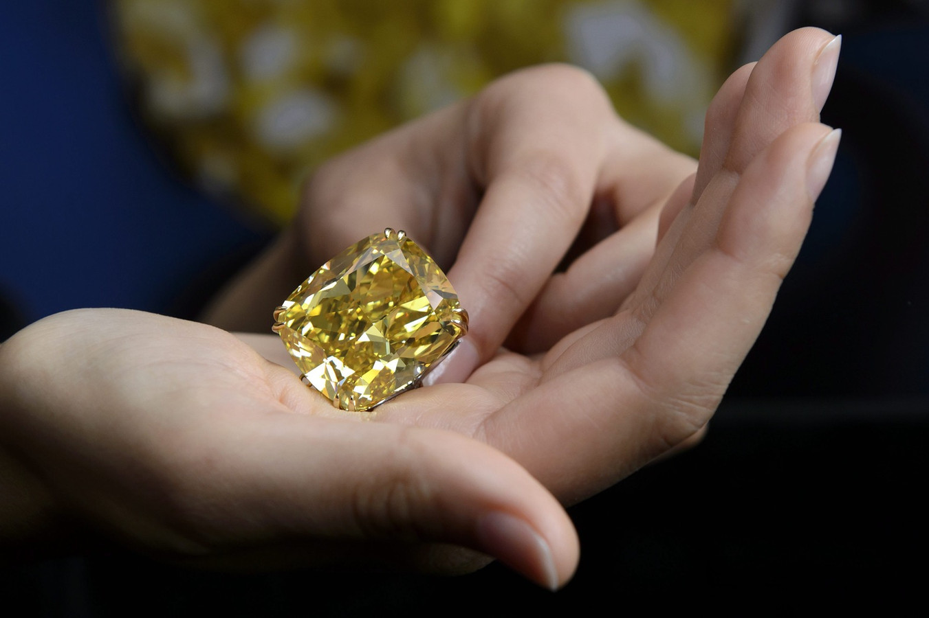 Un diamant jaune adjugé 16,28 millions de dollars | Foto | 7sur7.be