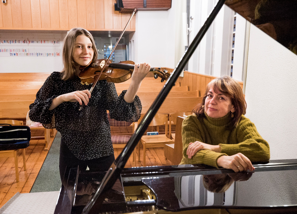 Russische Irina en Oekraïense Solomya (14) maken samen muziek: ‘Kan er ...