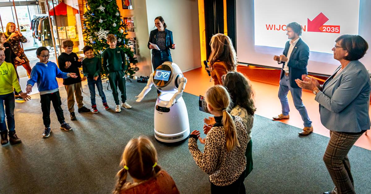 Robot ‘Cruzr’ leidt Wijchen de toekomst in: Hoe ziet het er hier in ...