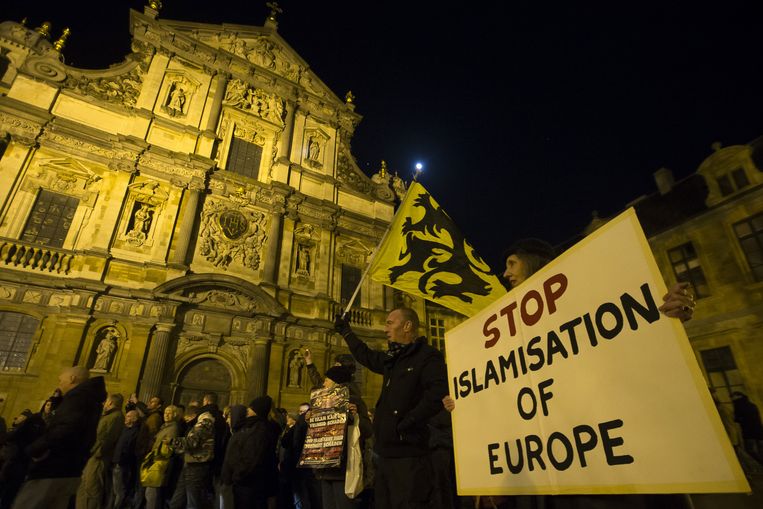 Verboden betoging van Pegida is afgelopen, politie pakt 12 manifestanten op Verboden betoging van Pegida is afgelopen, politie pakt 12 manifestanten op
