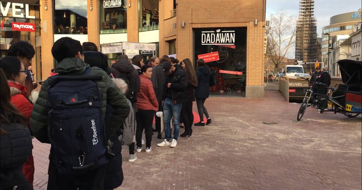 Lange rij voor gratis eten bij restaurant Dadawan in Eindhoven ...