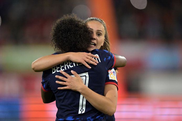 Beerensteyn en Martens helpen Oranje aan ruime zege op Polen, debuut ...