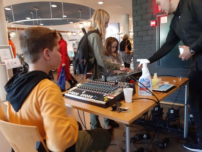 Feest in de Almelose bibliotheek: kinderen ontdekken tientallen ...
