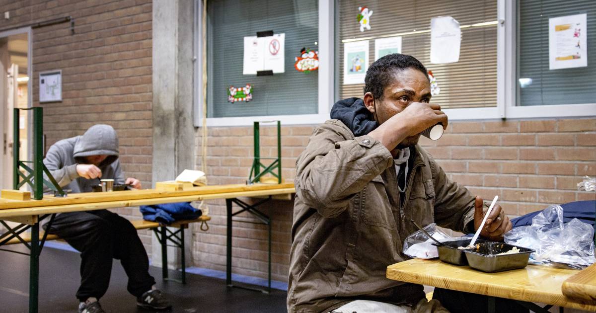 Daklozen kunnen via Streetlife-app hulp zoeken in Amsterdam | Amsterdam ...