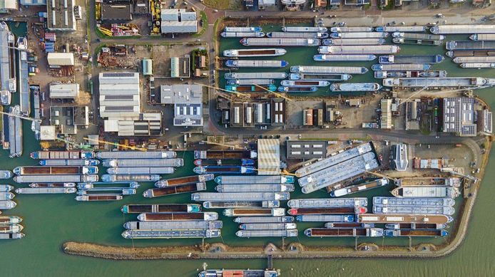 Legpuzzel in een haven: 115 binnenvaartschepen zij aan zij in Werkendam ...