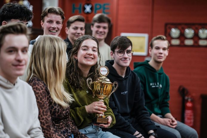 Praten als Brugman: het debatteam van het Duivense Candea College is ...