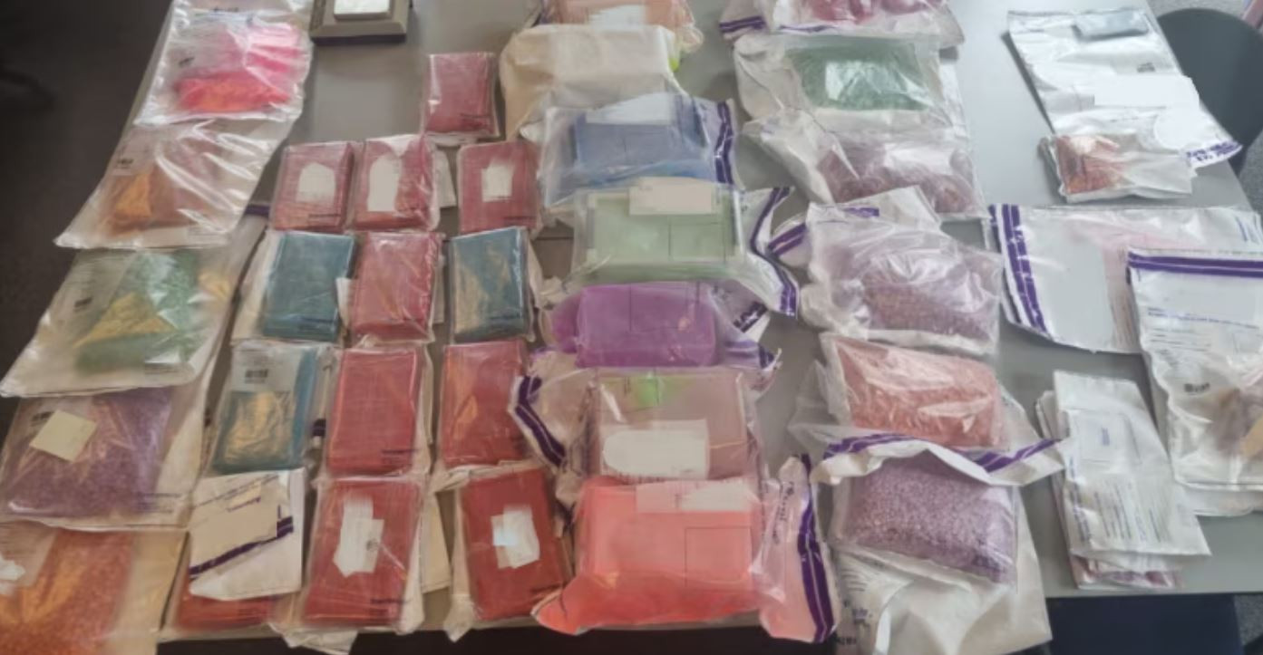 Politie vindt drugs, geld en vuurwapen bij invallen in woningen ...