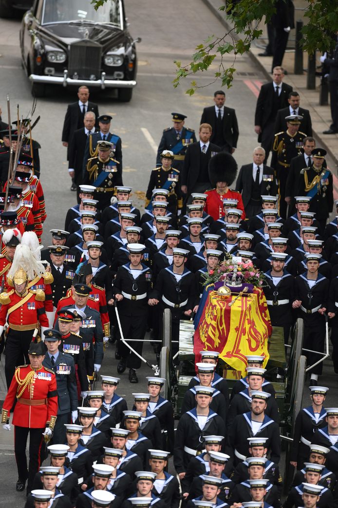Waarom 98 matrozen affuit met kist van Queen Elizabeth II voorttrokken ...