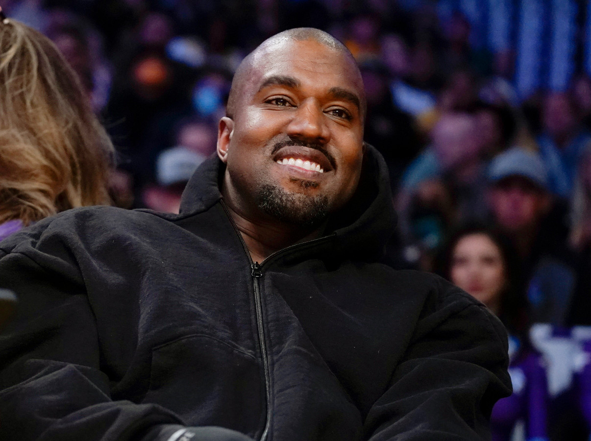 Adidas doneert opbrengst van ‘besmette’ schoenenlijn Kanye West aan ...