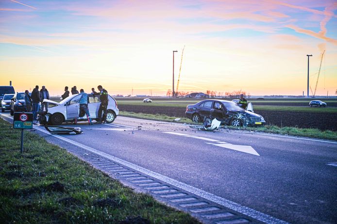 Frontale botsing in Biddinghuizen, twee gewonden naar ziekenhuis ...