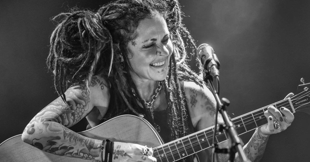 Op de fiets met zangeres Dilana van concert naar concert: ‘Dichter bij ...