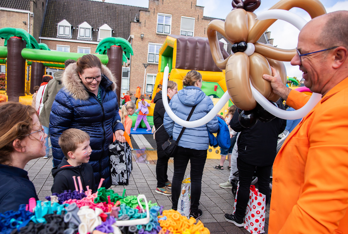 Zo vierde Zeeuws-Vlaanderen Koningsdag: spelletjes, naar de rommelmarkt ...