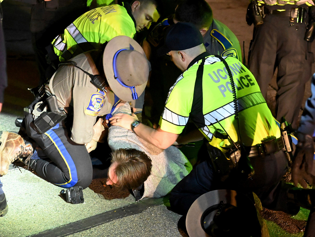 KIJK. Lantaarnpalen als stormram en auto’s omvergeworpen: nadat ...