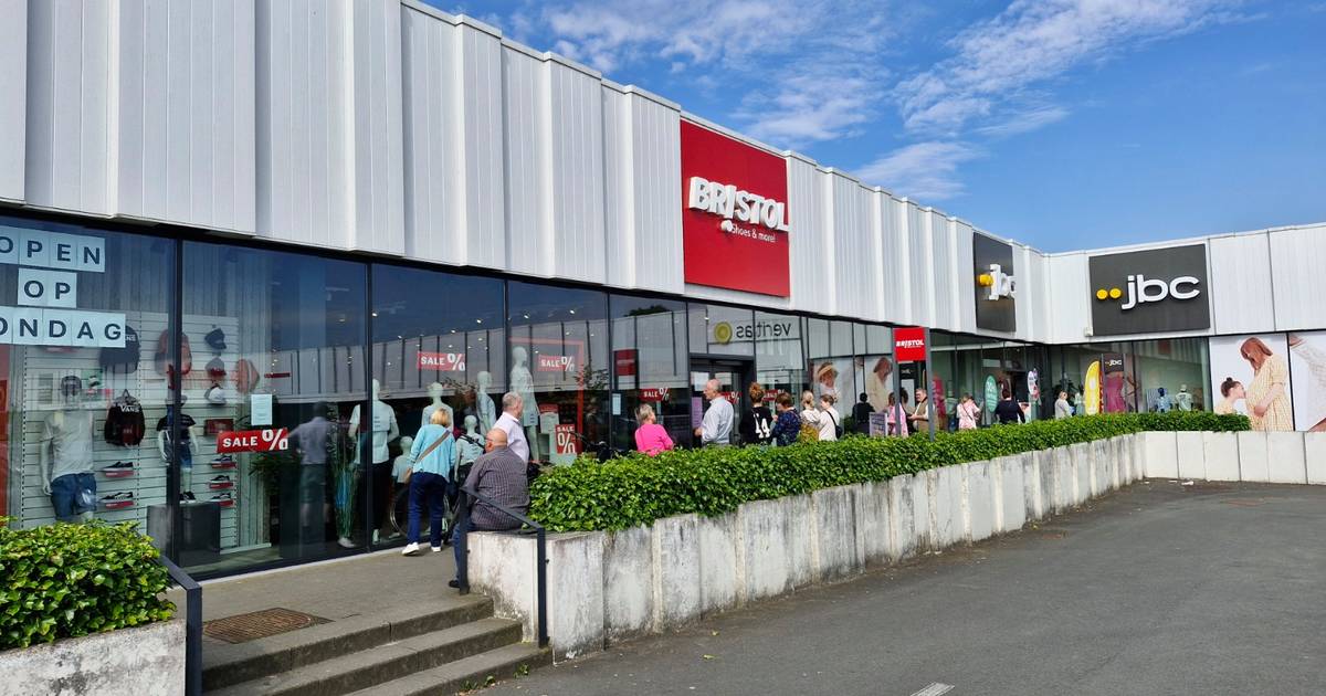 Uitverkoop Bristol zorgt alsnog voor drukte in Tielt: “Winkel is een ...