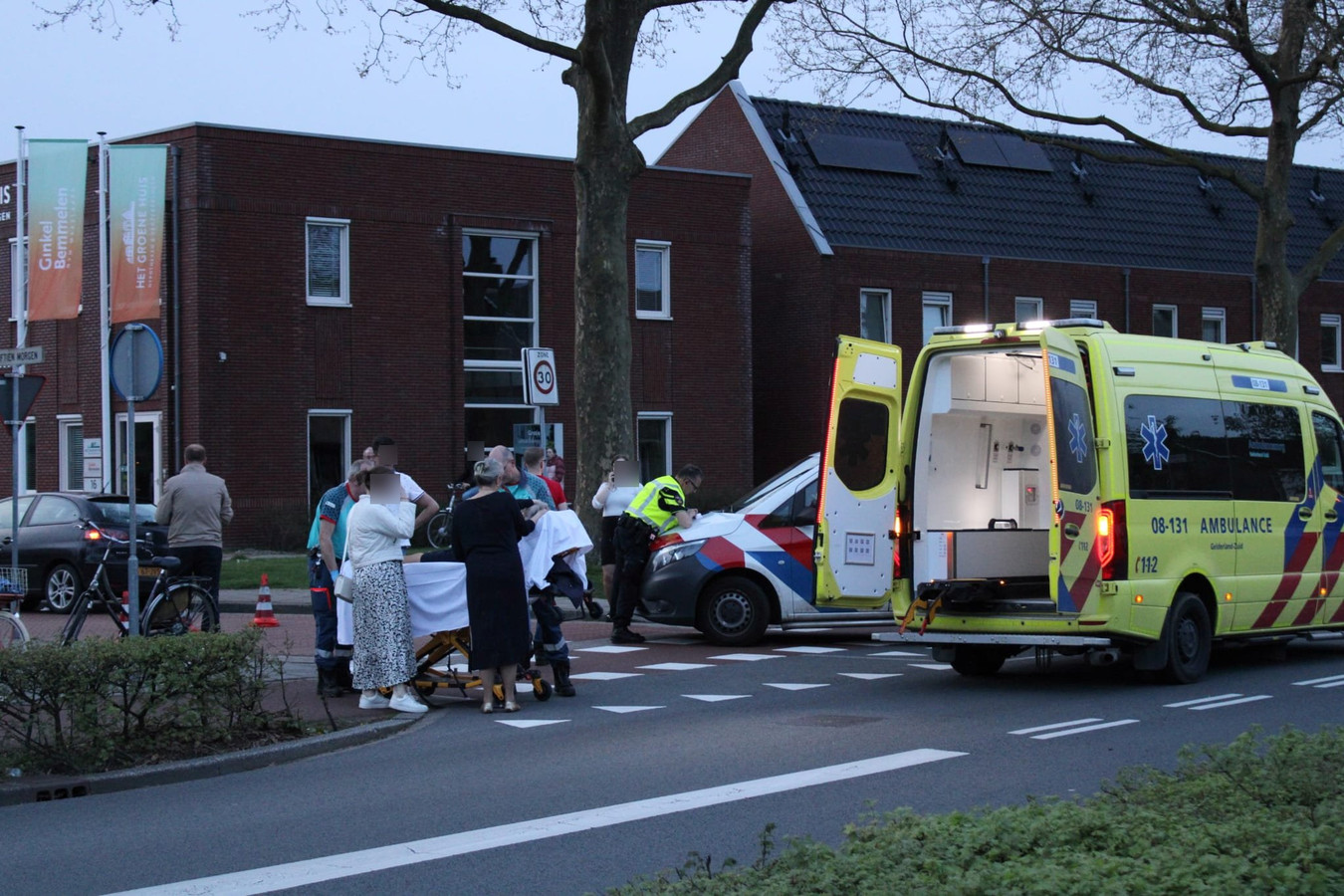 Fietser gewond bij aanrijding in Veenendaal | Foto | AD.nl Fietser gewond bij aanrijding in Veenendaal | Foto | AD.nl