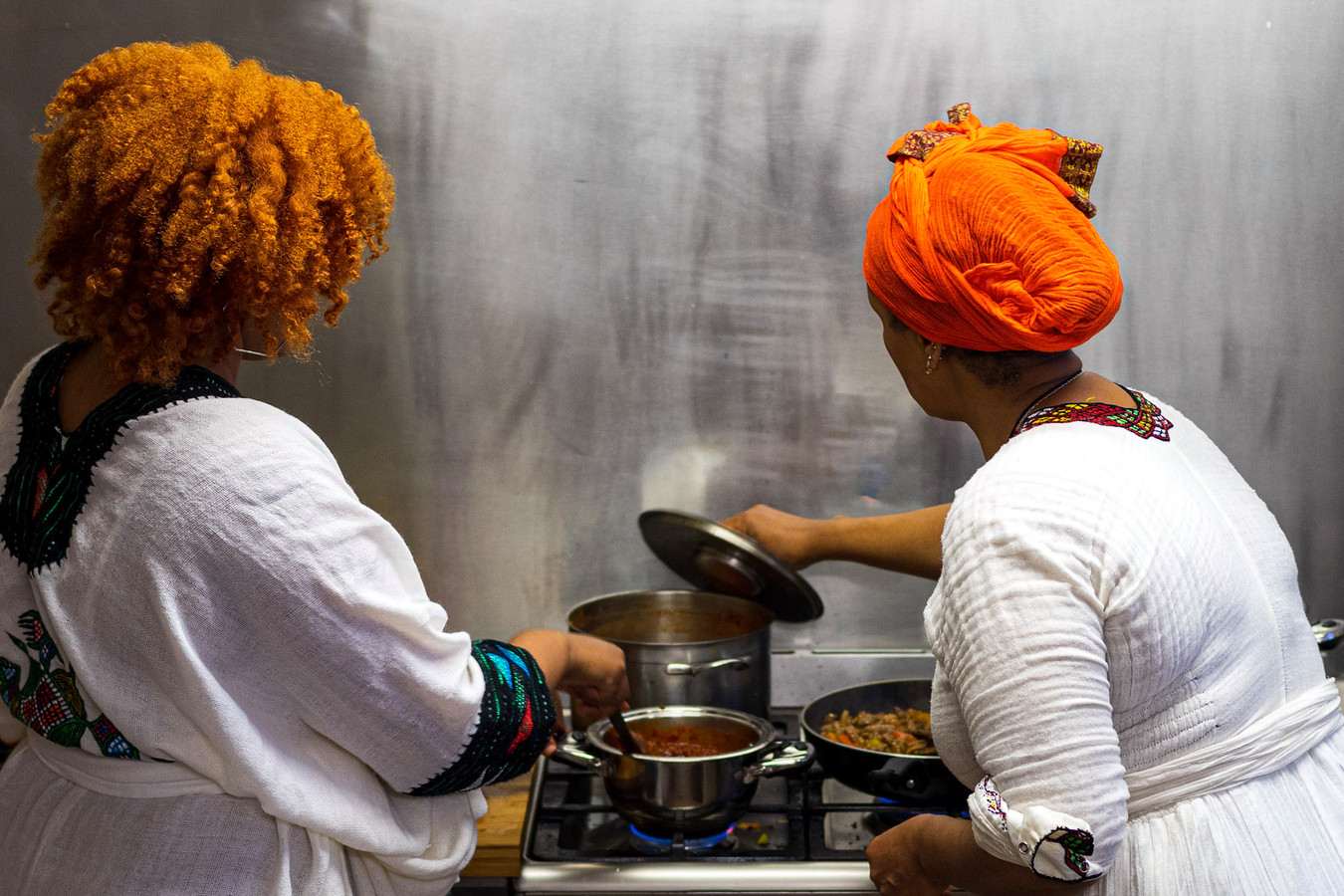 Zoon en mama Alazar (23) en Zelekash (50) runnen eerste Ethiopisch ...