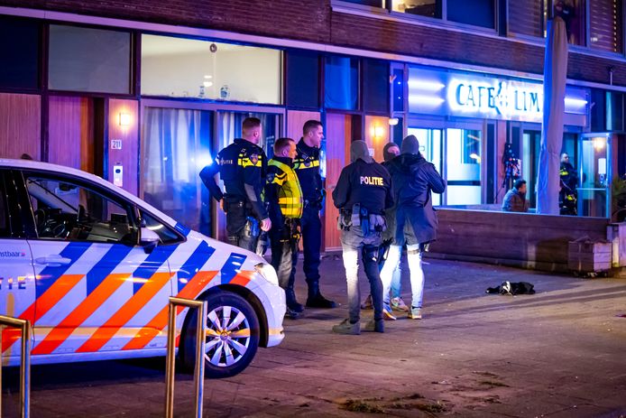Twee personen gewond bij schietpartij in Rotterdam, schutter nog ...