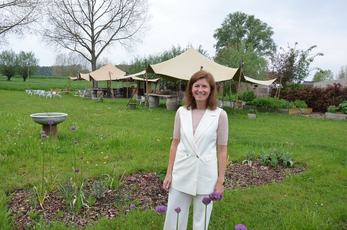 NET OPEN. Genieten tussen de bloemen: Natalie opent zomerbar ‘Fleurs ...
