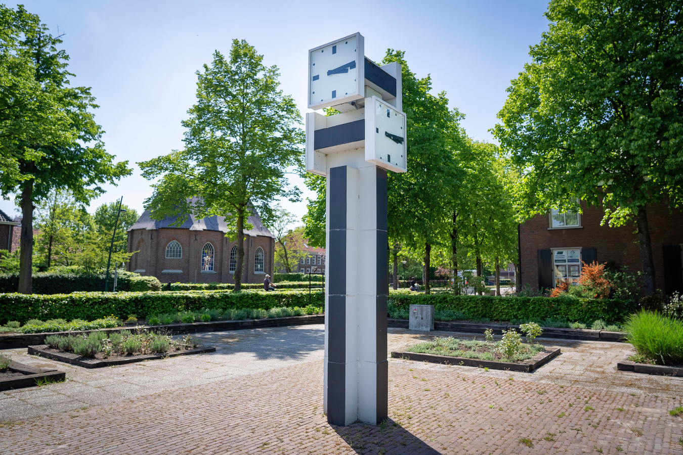 Gemeente: Rietveld-klok en bushokje in Bergeijk geen monument, maar wel ...